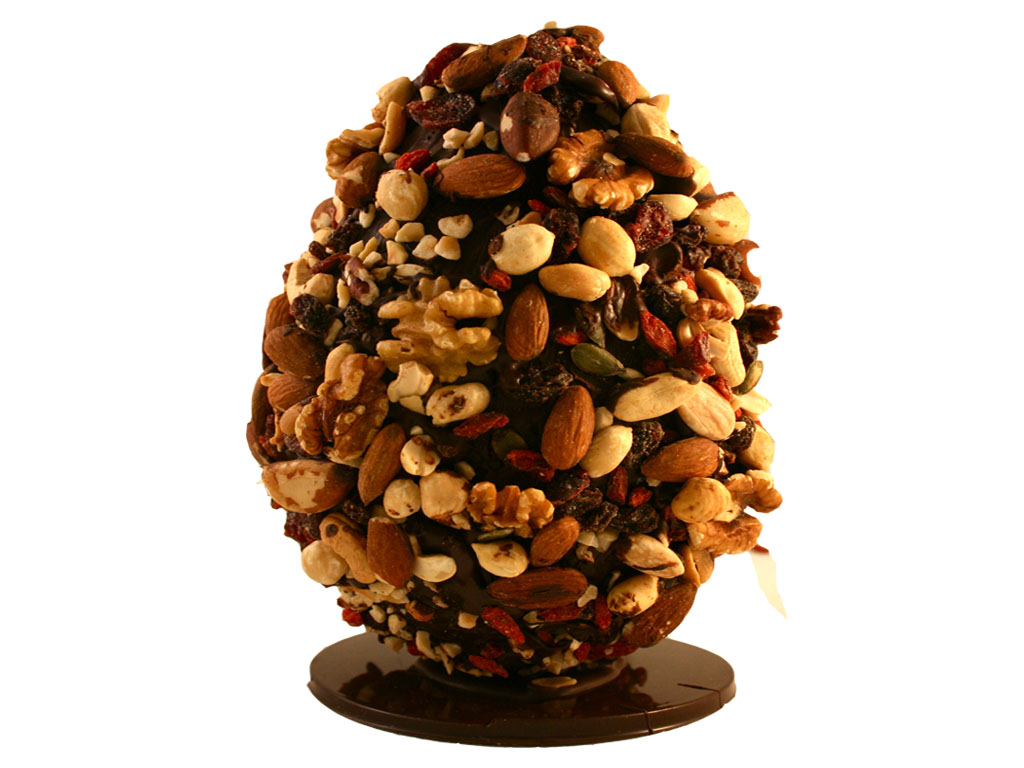 Chocolade ei met een notenmix met rozijnen - De Bonbonnerie Chocolaterie